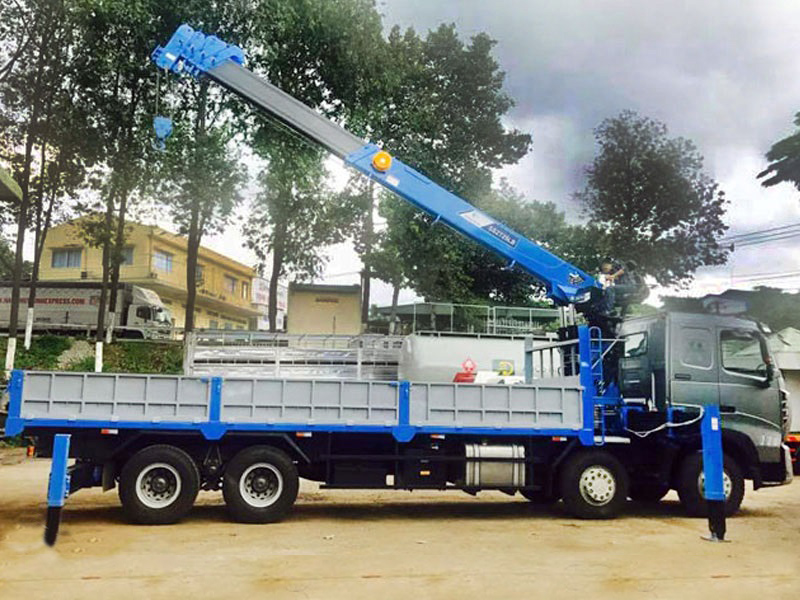 Xe tải cẩu 12 tấn Howo 8x4 gắn cẩu tự hành Dongyang SS2725LB